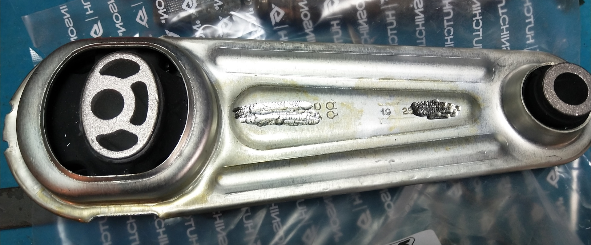 Замена нижней опоры двигателя (Hutchinson 532D74) — Renault Sandero 1G ...