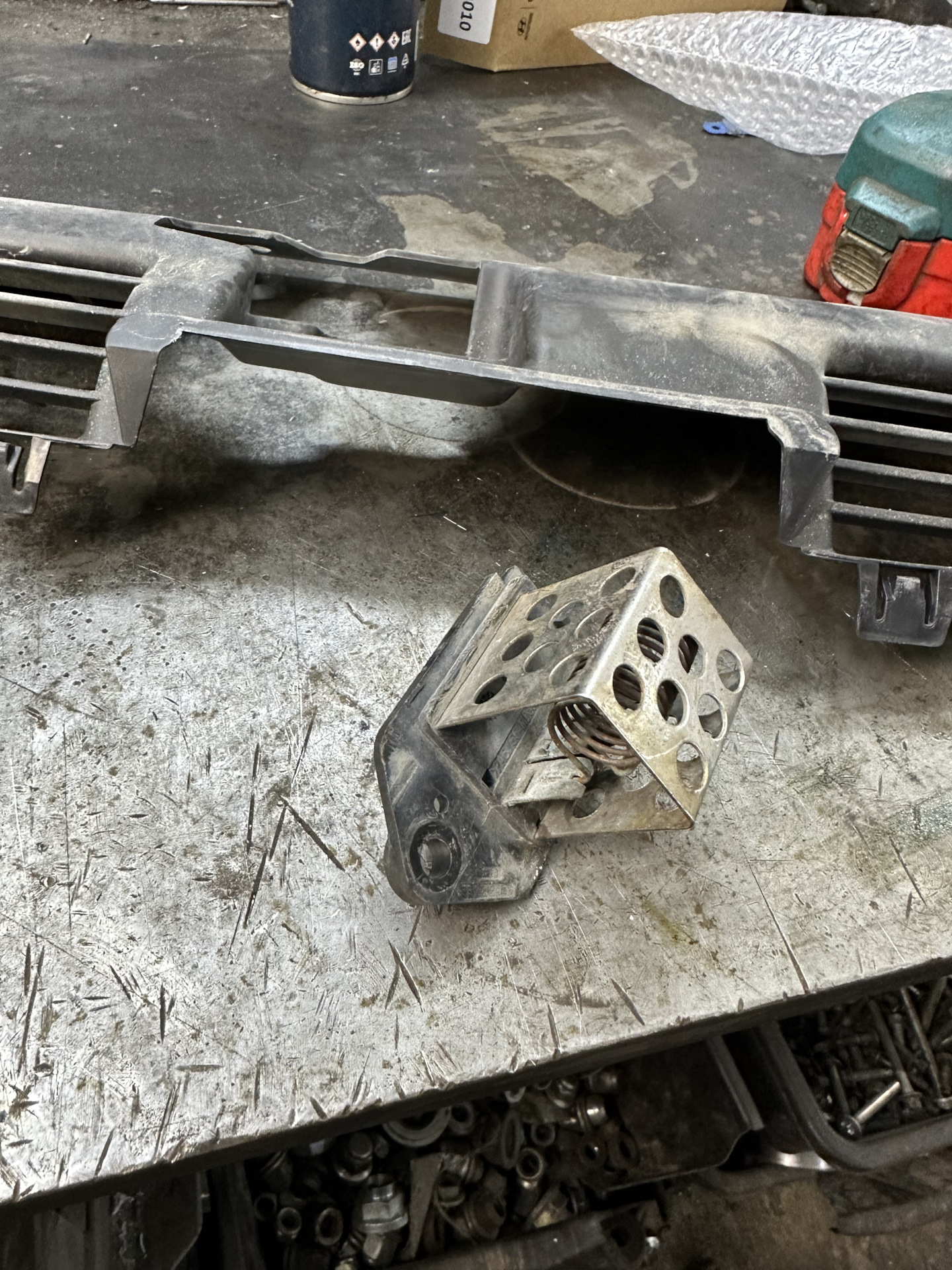 Замена резистора вентилятора охлаждения — Peugeot 206, 1,4 л, 2009 года ...