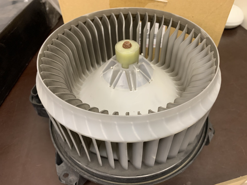 Вентилятор отопителя нужно было сразу менять на модель от LX570 ...