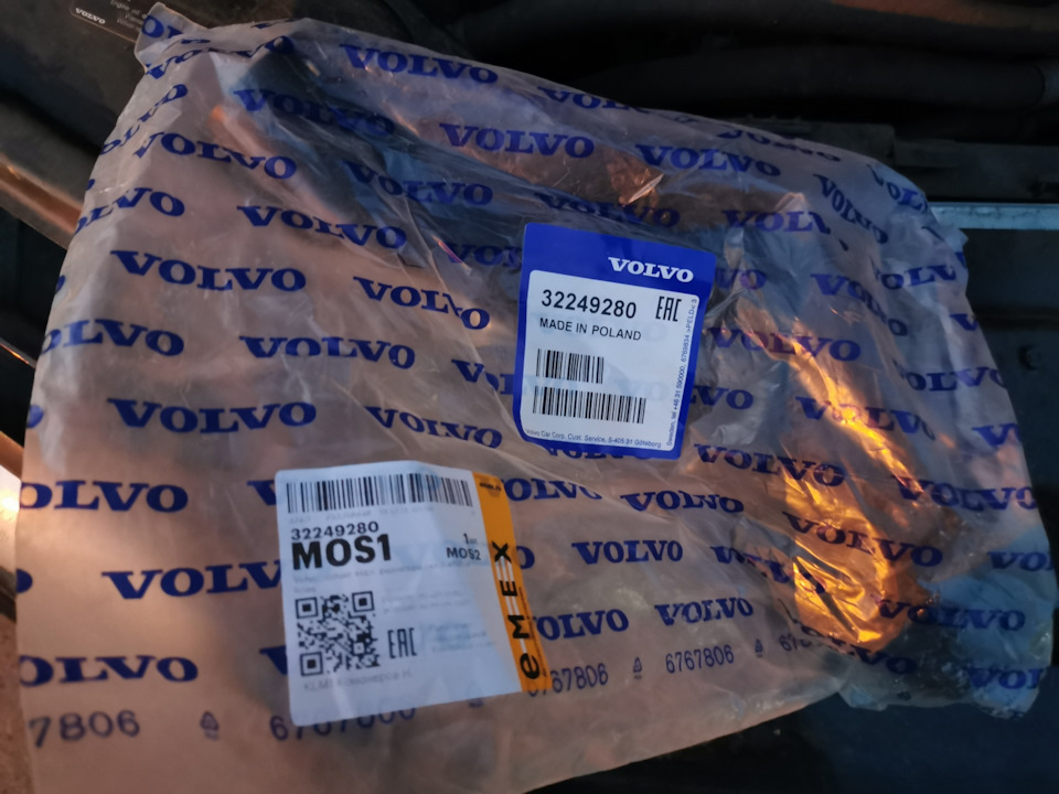 Замена верхнего патрубка радиатора — Volvo S80 (2G), 3,2 л, 2008 года ...
