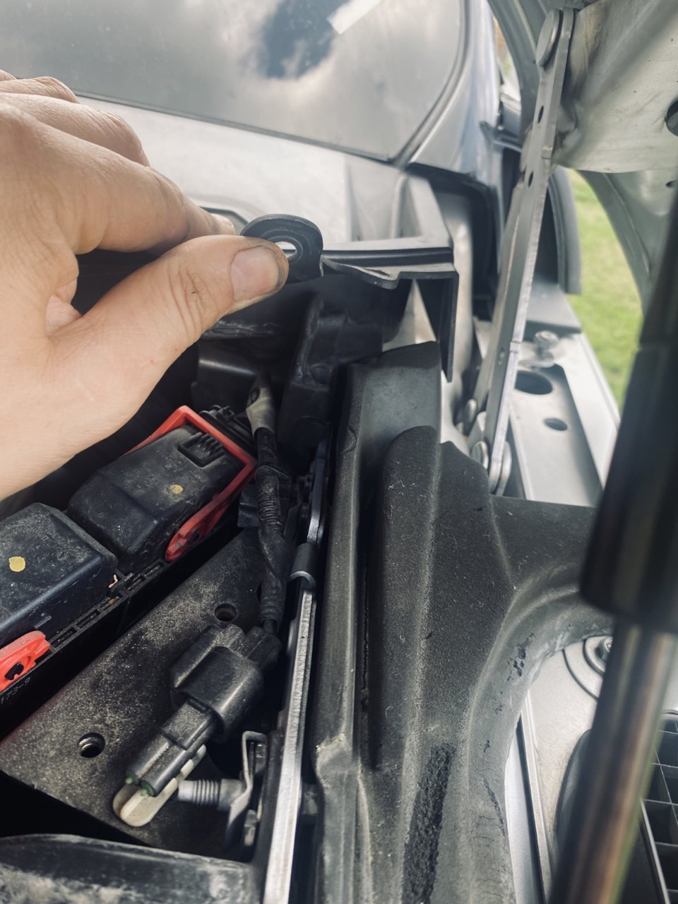 Установка уплотнителей жабо перед лобовым стеклом Range Rover l405 ...