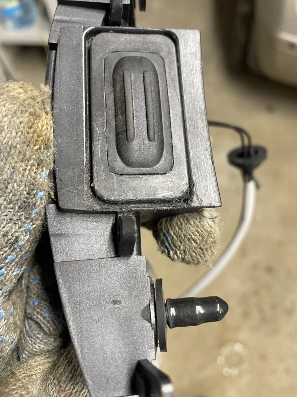 Замена кнопки открытия багажника — Nissan Micra (K12C), 1,2 л, 2007 ...
