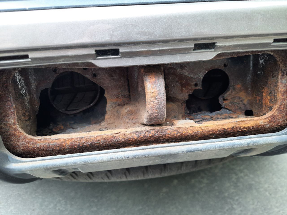 Задний бампер, как то жестко сгнил — Land Rover Discovery IV, 3 л, 2015 ...