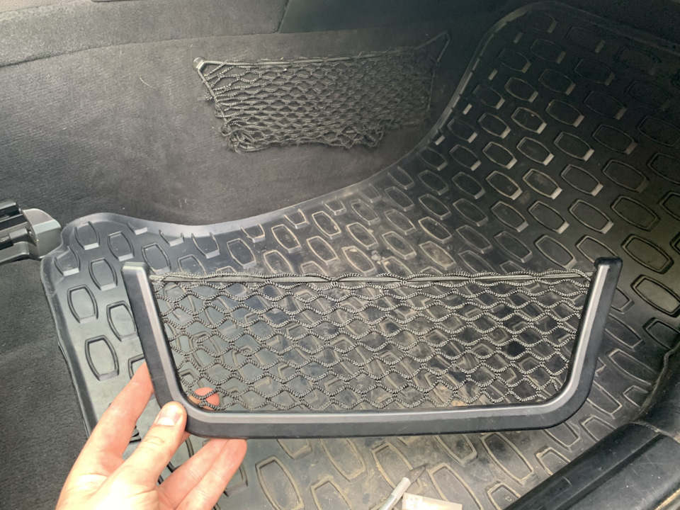 Нормальная сетка в ноги пассажира — BMW 5 series (E60), 3 л, 2004 года ...