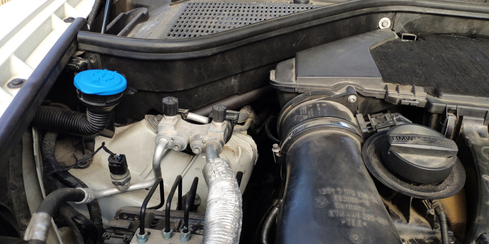 Почему крышка омывайки ЧЁРНАЯ? — BMW X5 (E70), 3 л, 2011 года ...