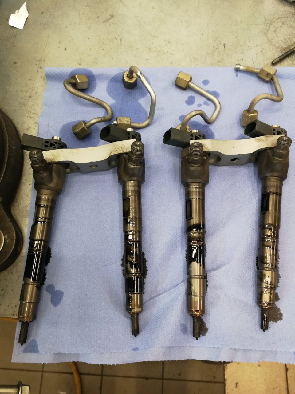 Устранение потеющих форсунок — Volkswagen Tiguan (1G), 2 л, 2012 года ...