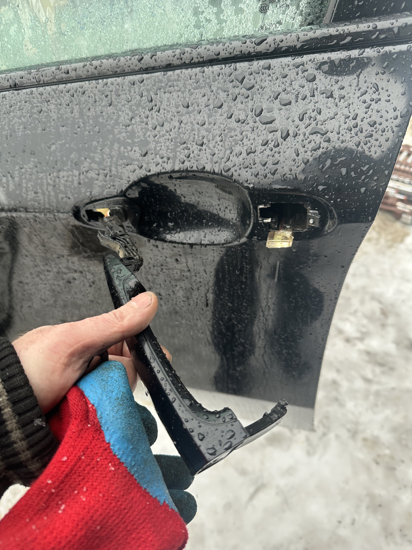 Замена троса внешней водительской ручки — BMW X6 (E71/E72), 3 л, 2008 ...