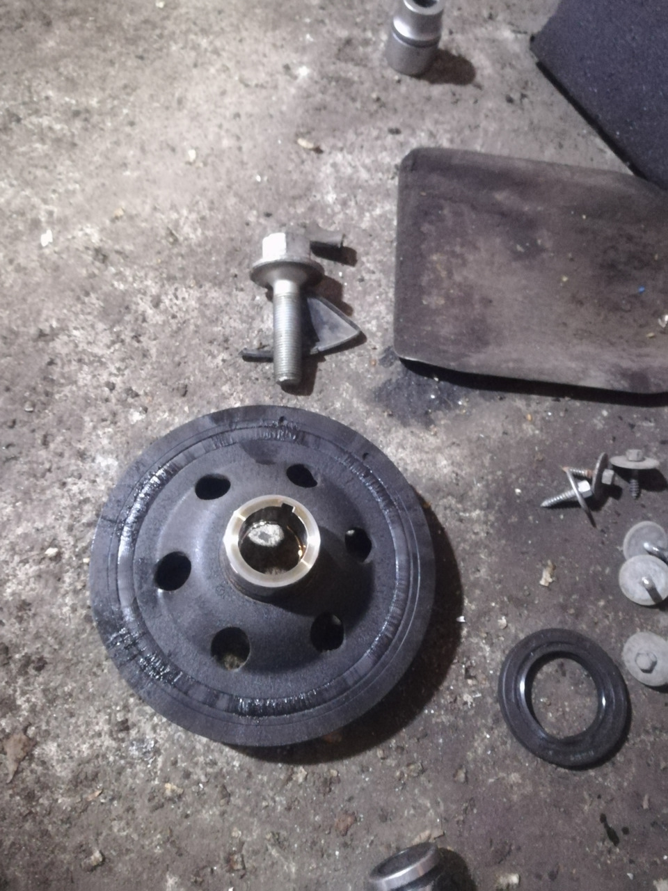 Замена переднего сальника коленвала — Mercedes-Benz C-Class (W205), 1,6 ...