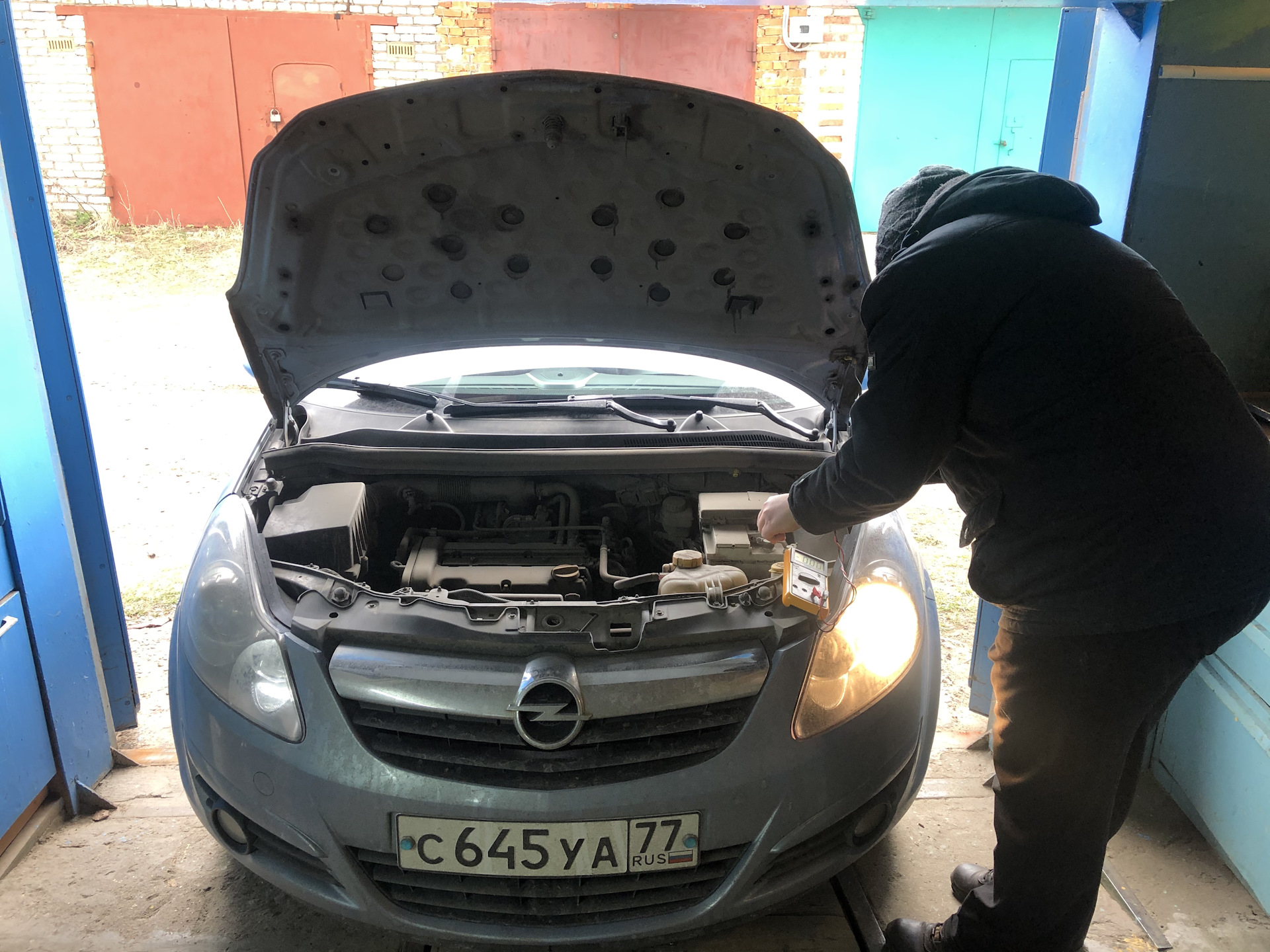 Замена ламп в ближнем Corsa D — Opel Corsa D, 1,2 л, 2008 года | своими ...