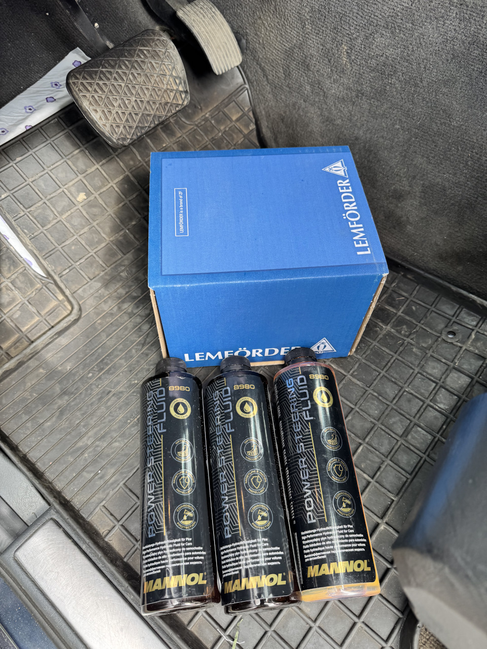 Замена бачка ГУР с жидкостью. — Mercedes-Benz M-Class (W163), 3,2 л ...