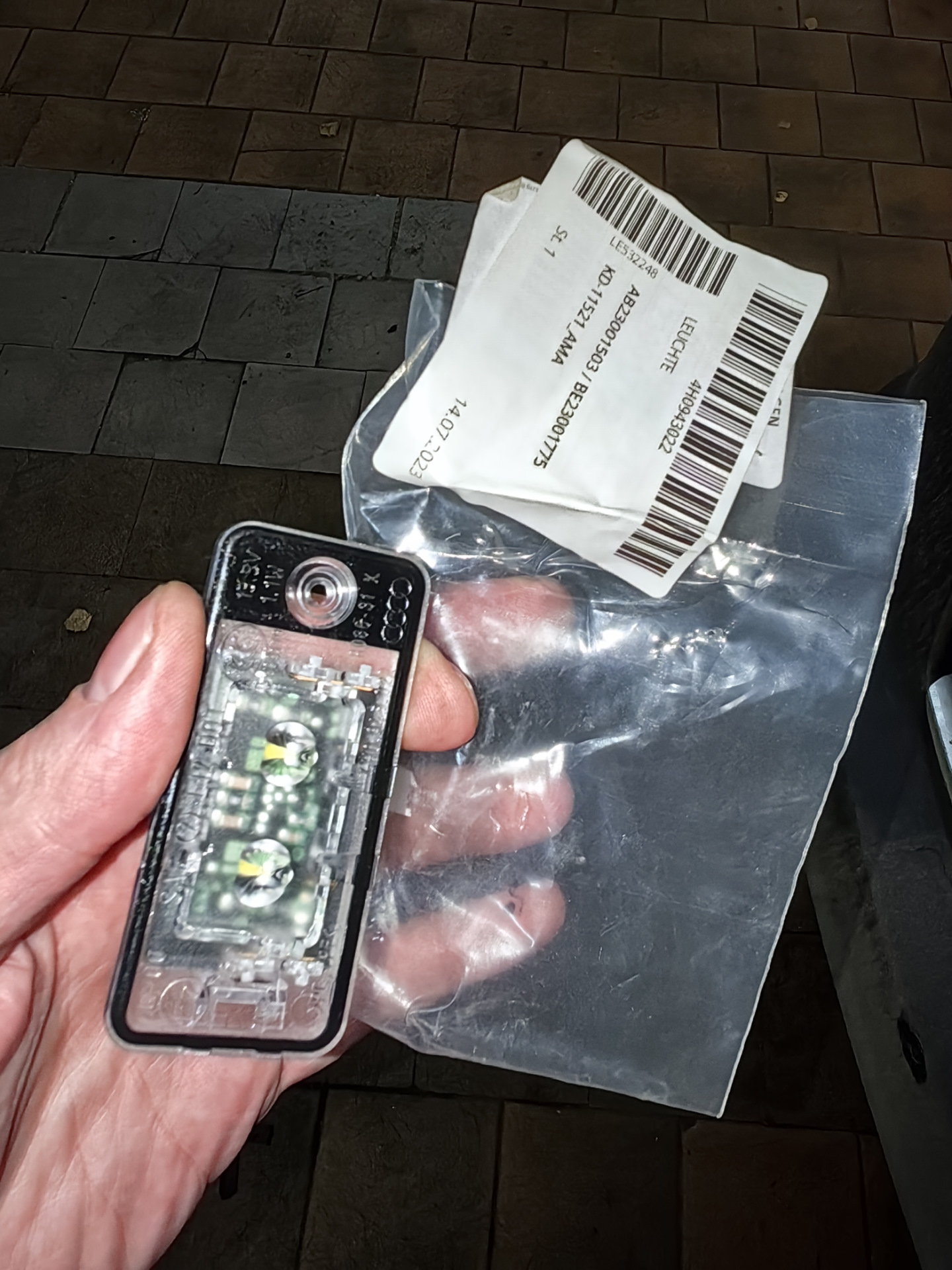 Замена плафона освещения номерного знака — Audi A6 (C6), 2,8 л, 2010 ...