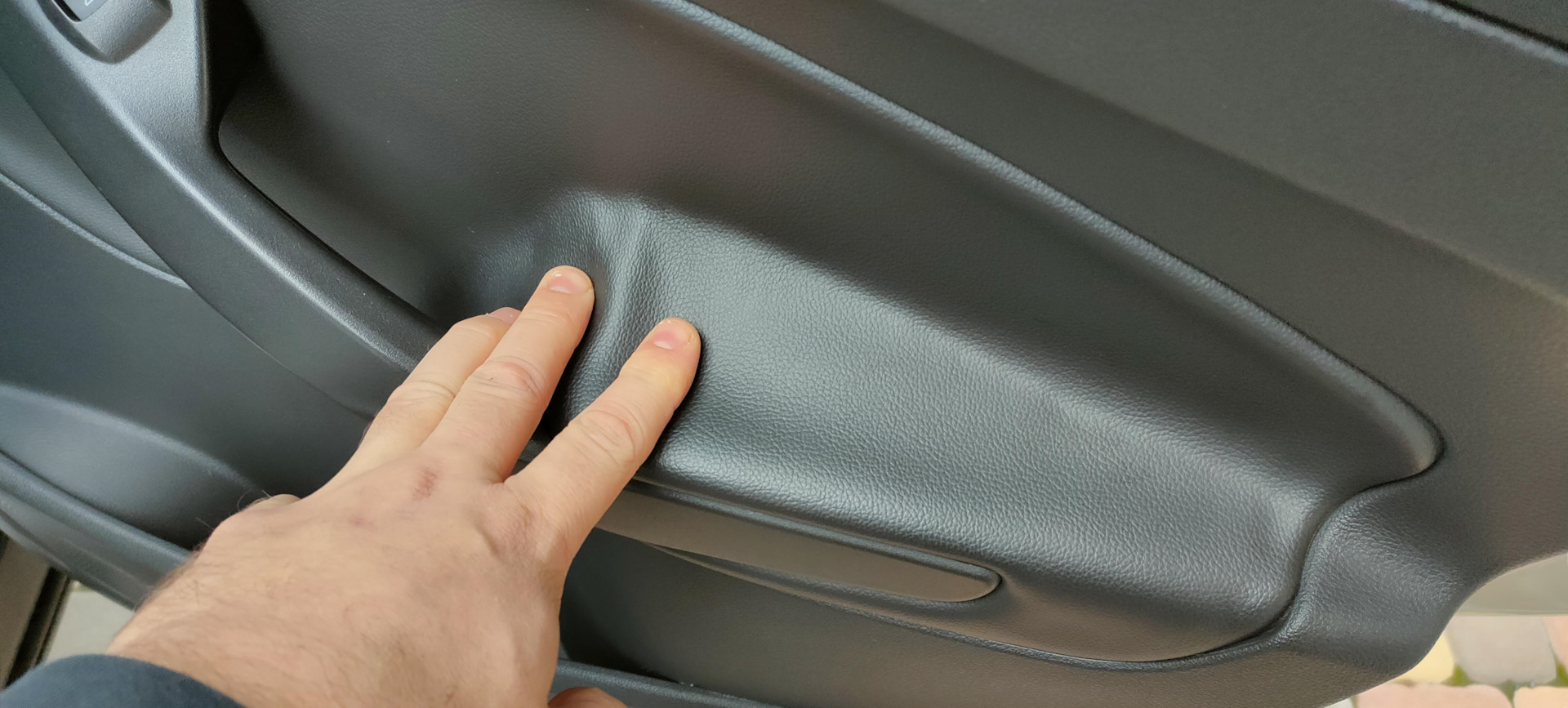 обшивка задней двери правая — Ford Kuga (2G), 1,6 л, 2013 года | своими ...