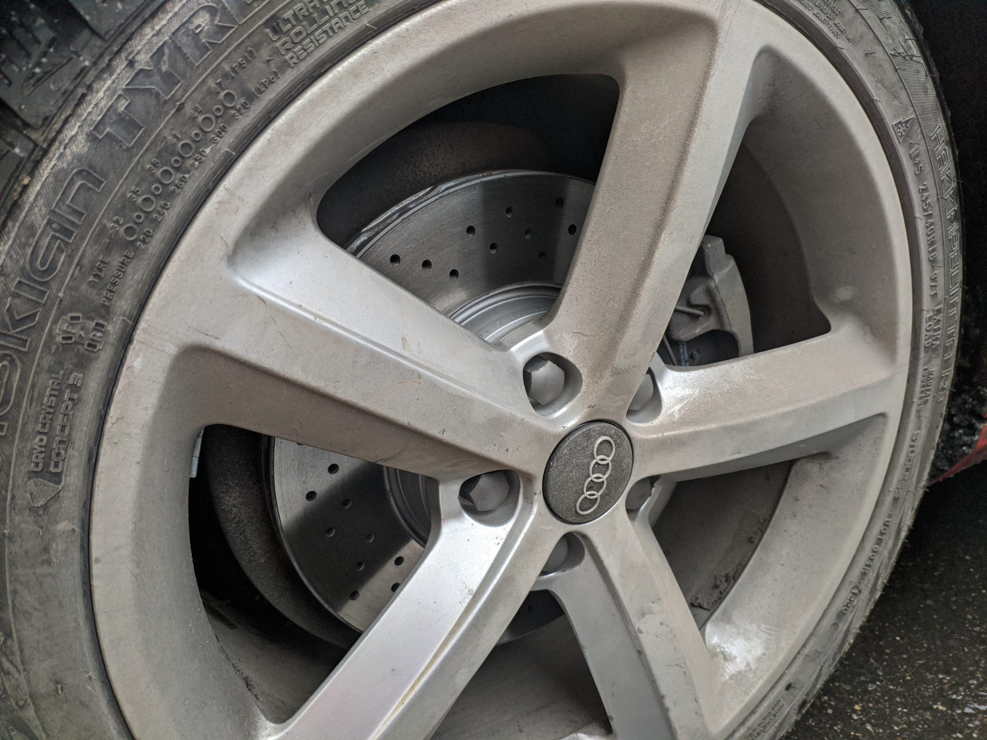 Передние тормозные диски и колодки — Audi A4 B8 1 8 л 2015 года