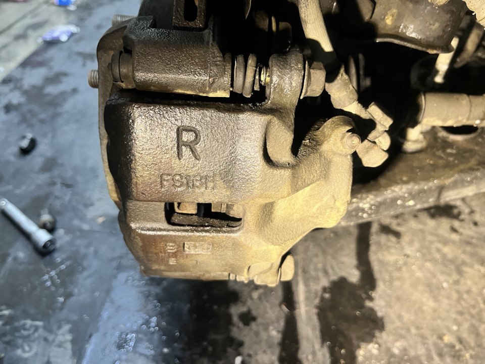 Замена колодок передних — Mitsubishi Lancer VII, 1,3 л, 2000 года ...