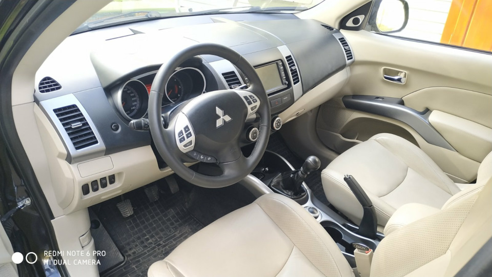 Чистота в салоне — Mitsubishi Outlander XL, 2 л, 2008 года | своими ...