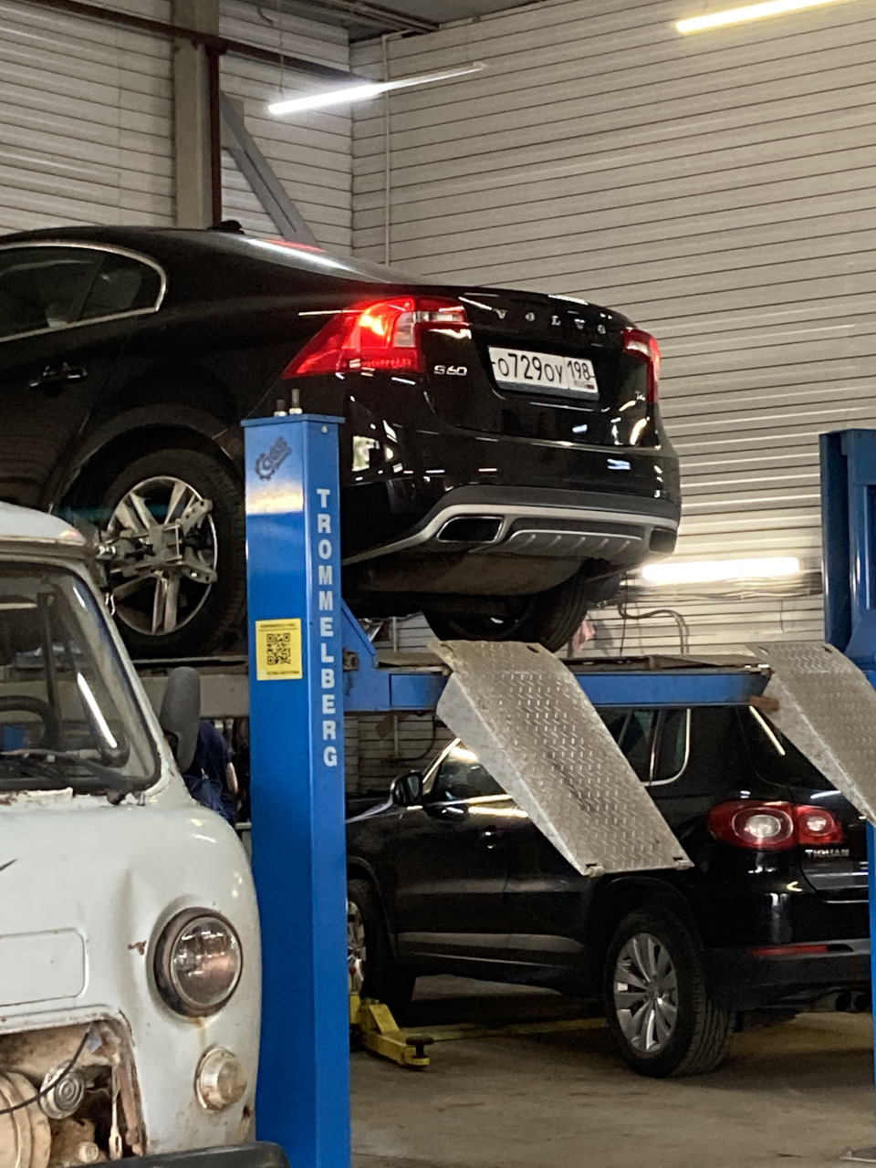 Передние тормозные колодки — Volvo S60 (2G), 2 л, 2014 года | визит на ...