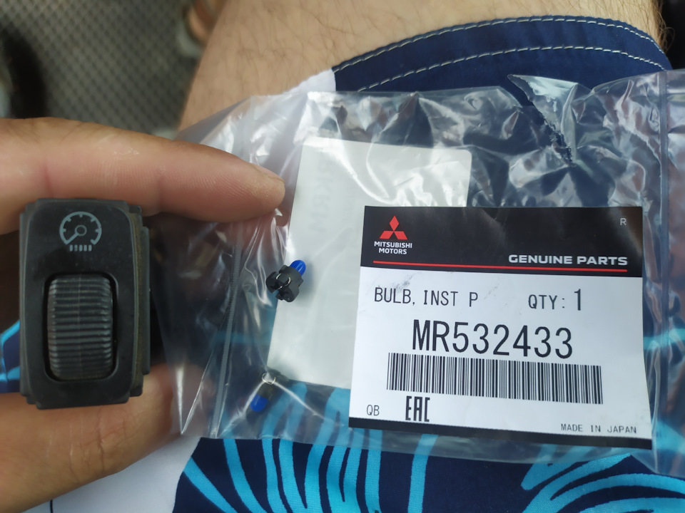 Замена ламп салонных кнопок. Ремонт клавиши попогрея. — Mitsubishi ...