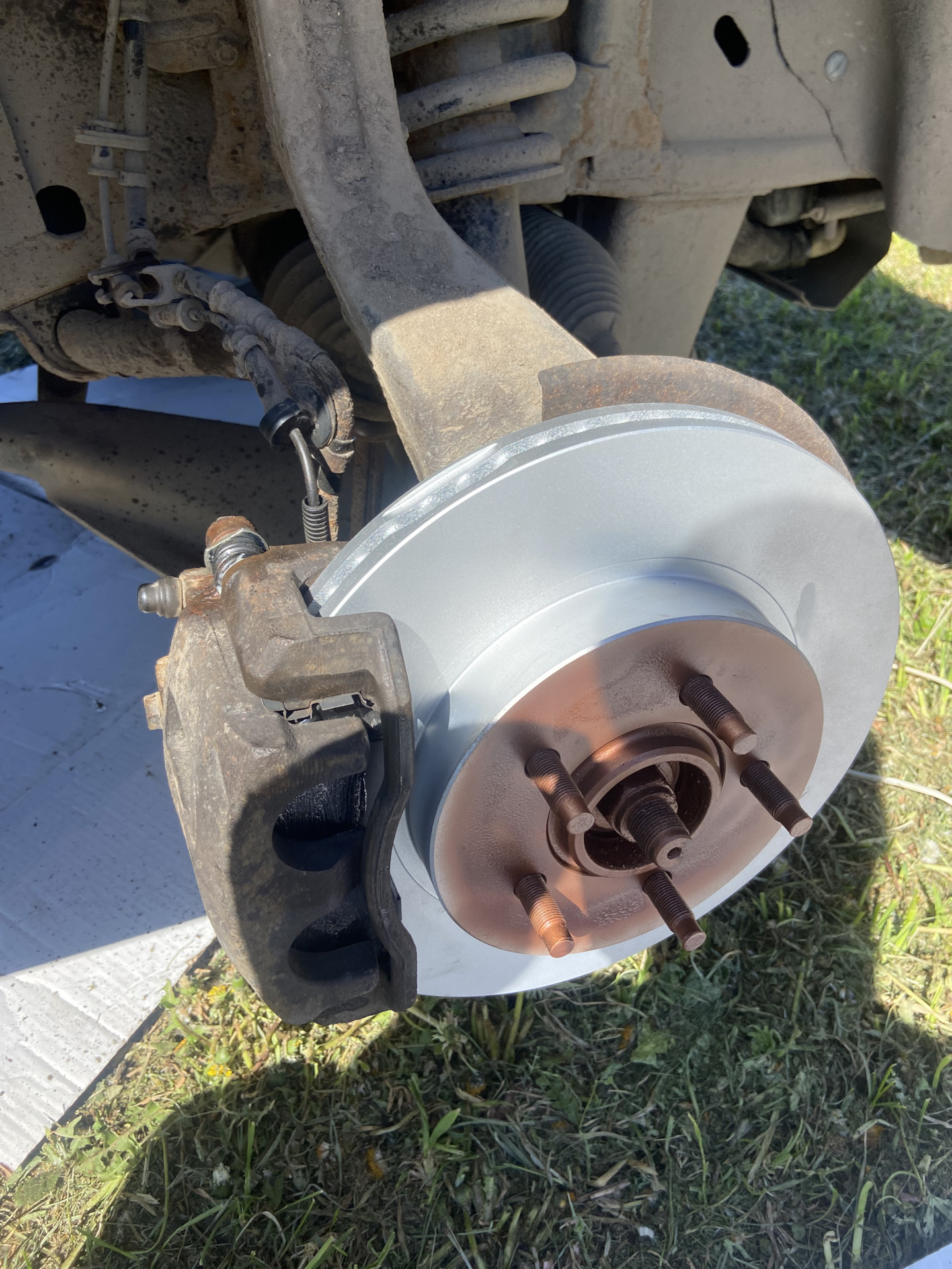 Диски тормозные перед колодки направляшки — Ford Explorer (3G), 4 л ...