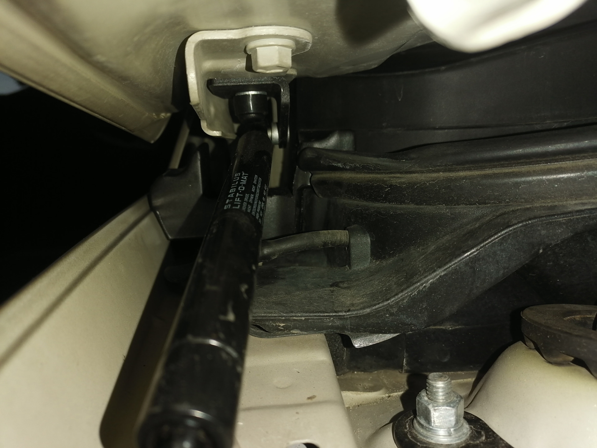 Демпферы капота. Доработка под газовые упоры (амортизаторы) — Hyundai ...
