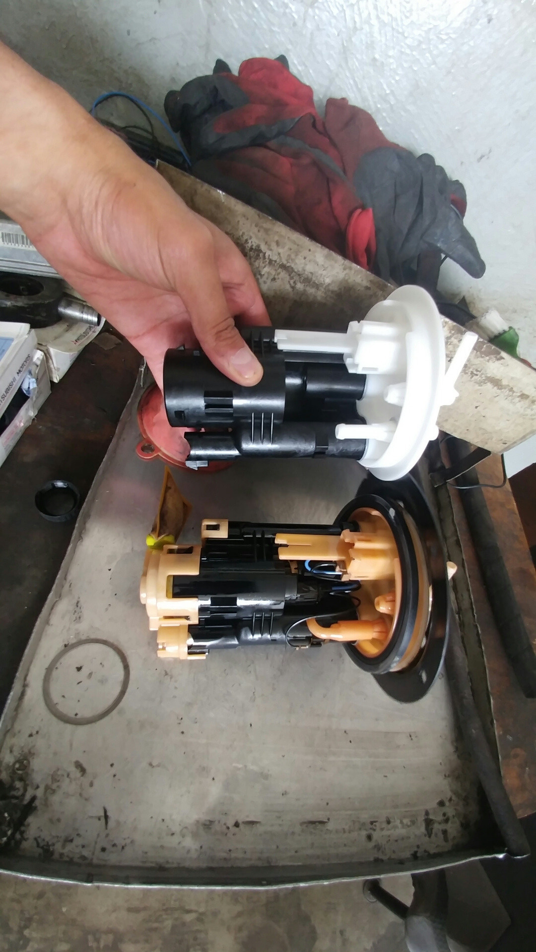 Замена Топливных фильтров бензобака — Mitsubishi Cedia, 1,8 л, 2001 ...