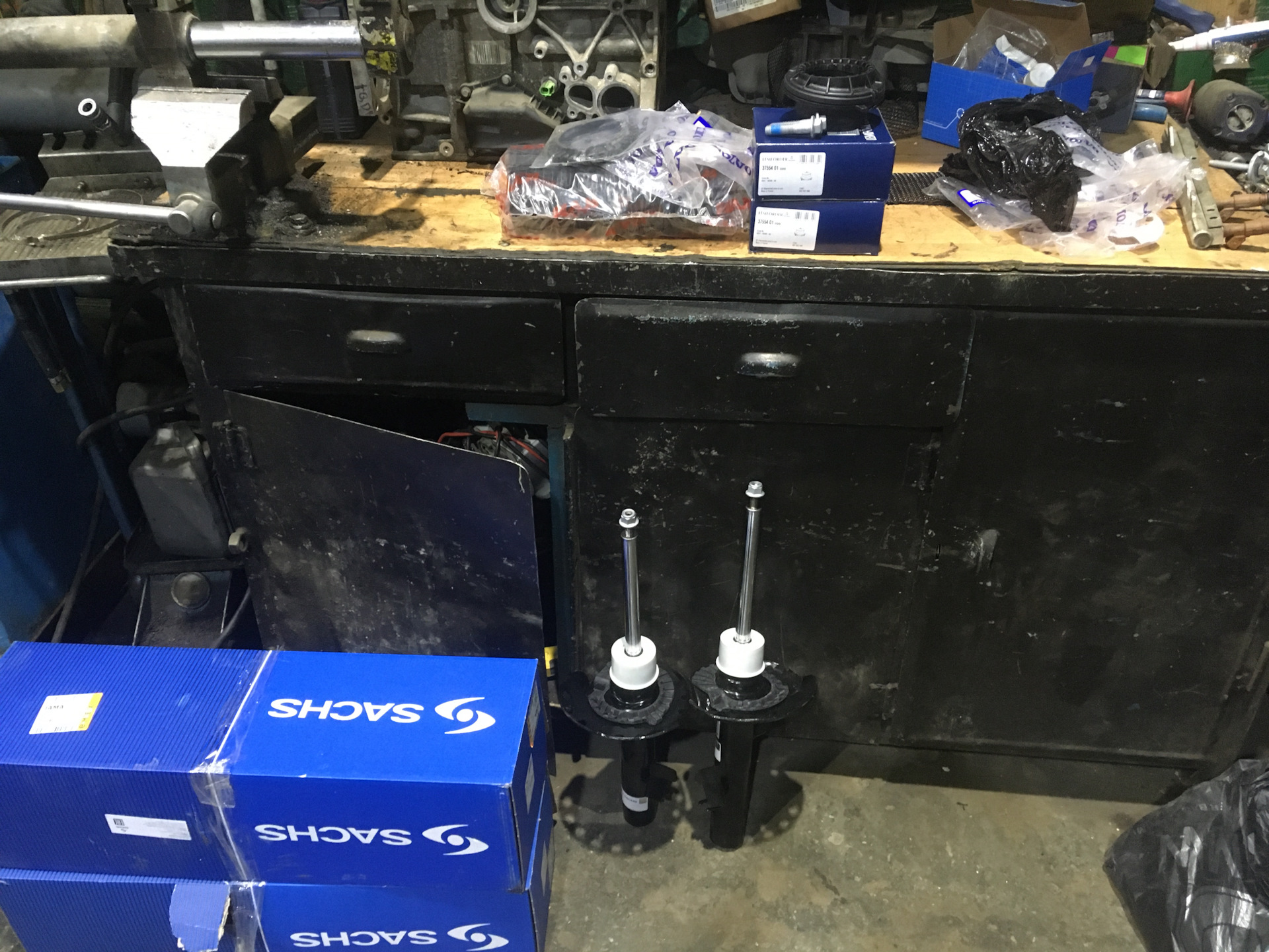 Замена передних стоек. — Volvo XC70 III, 2,4 л, 2013 года | визит на ...