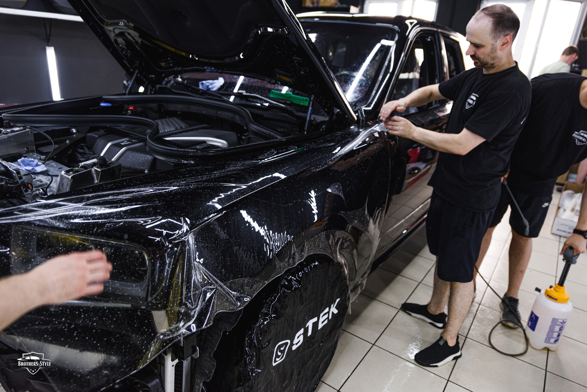 Оклейка Rolls-Royce Cullinan антигравийной плёнкой Hexis BodyFence X ...