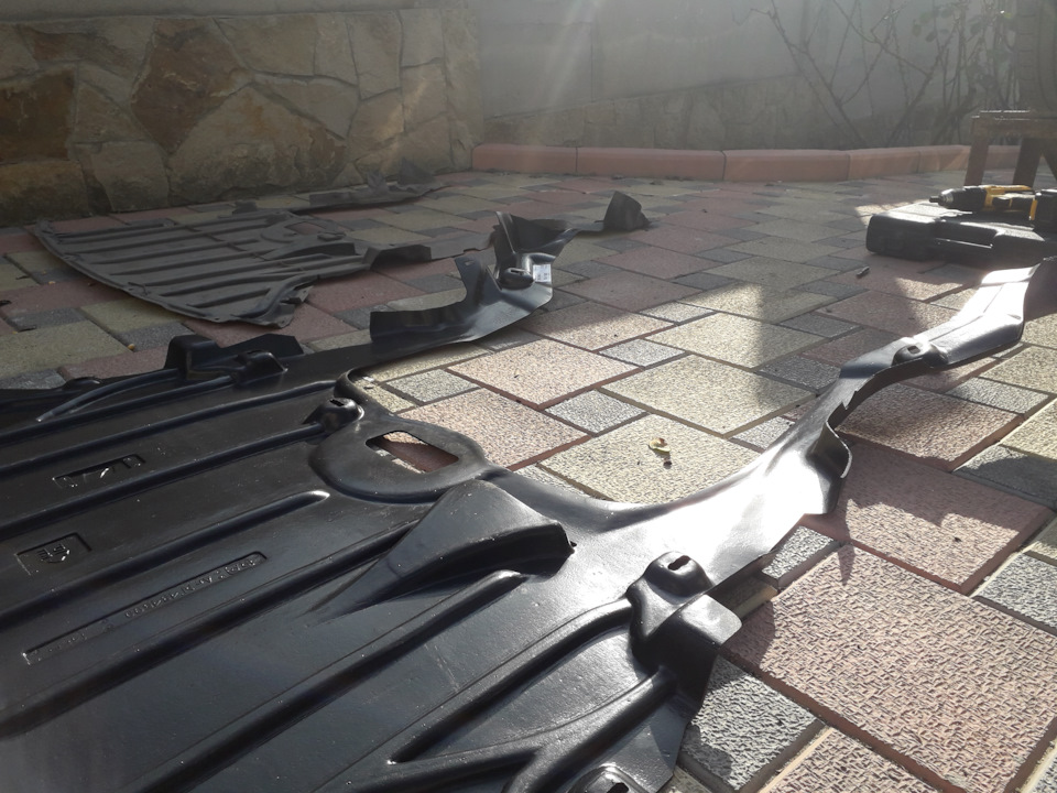 Экран моторного отсека/Underhood shield/51752990575 — BMW X1 (E84), 2 л ...