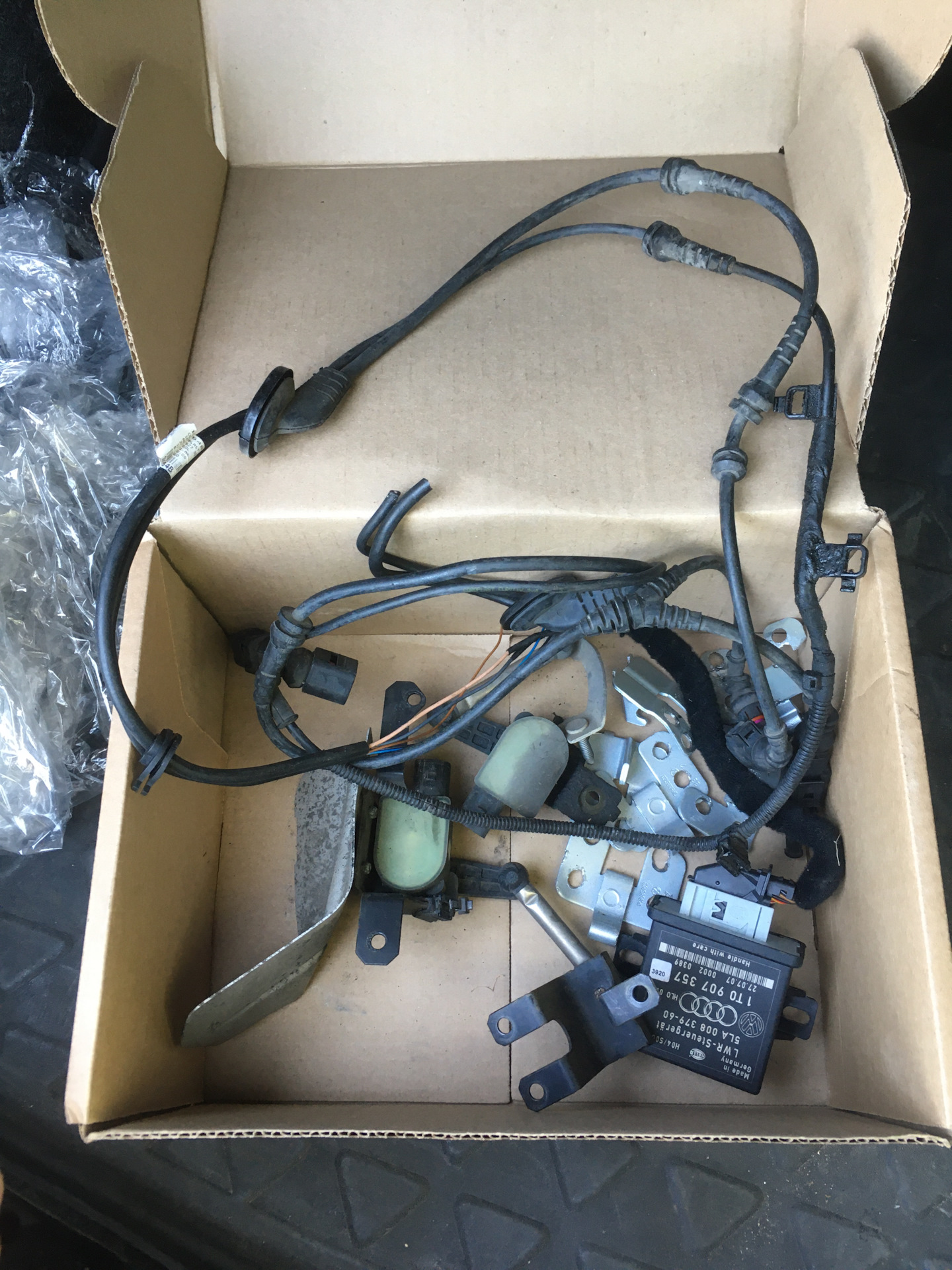 Пришли долгожданные запчасти на адаптацию света — Volkswagen Jetta V, 1 ...