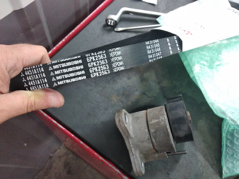 #9 Приводной ремень с роликами БЕсПЛАТНО — Mitsubishi Lancer X, 2 л ...