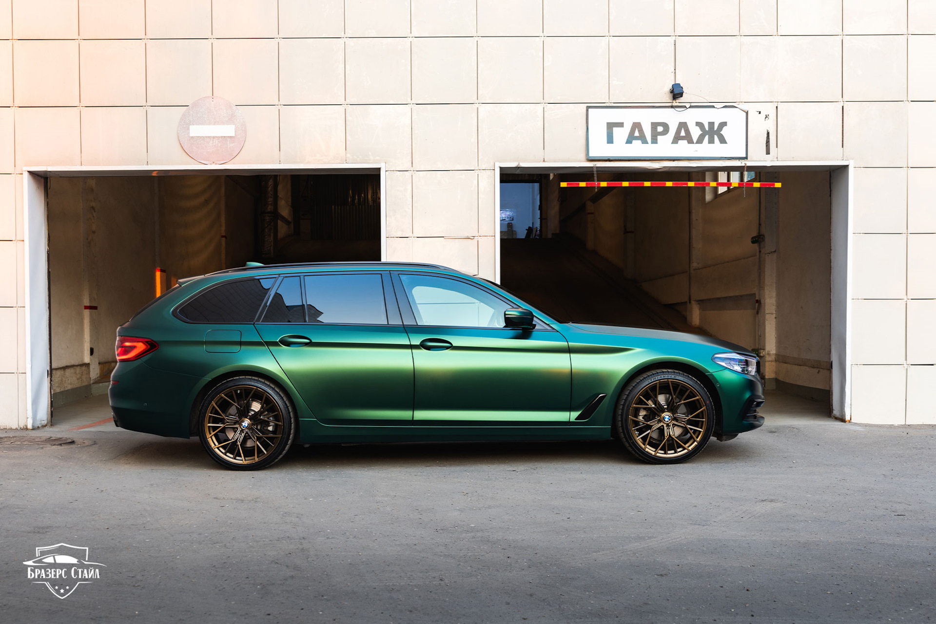 Оклейка BMW 5 (G31) плёнкой TeckWrap Pine Green | Защита матовым ...