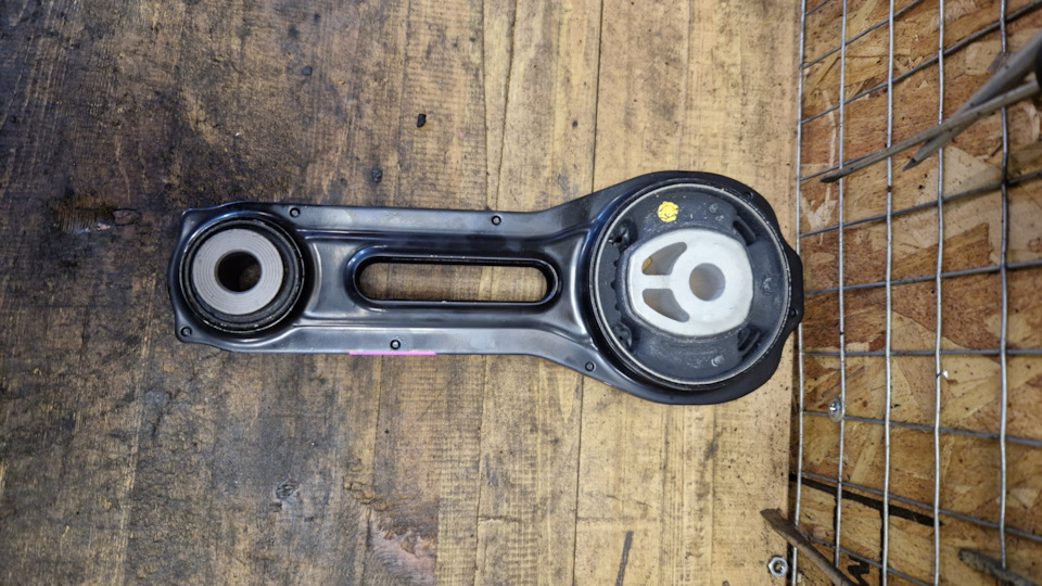 Задняя опора двигателя — Mitsubishi Outlander (3G), 3 л, 2017 года ...