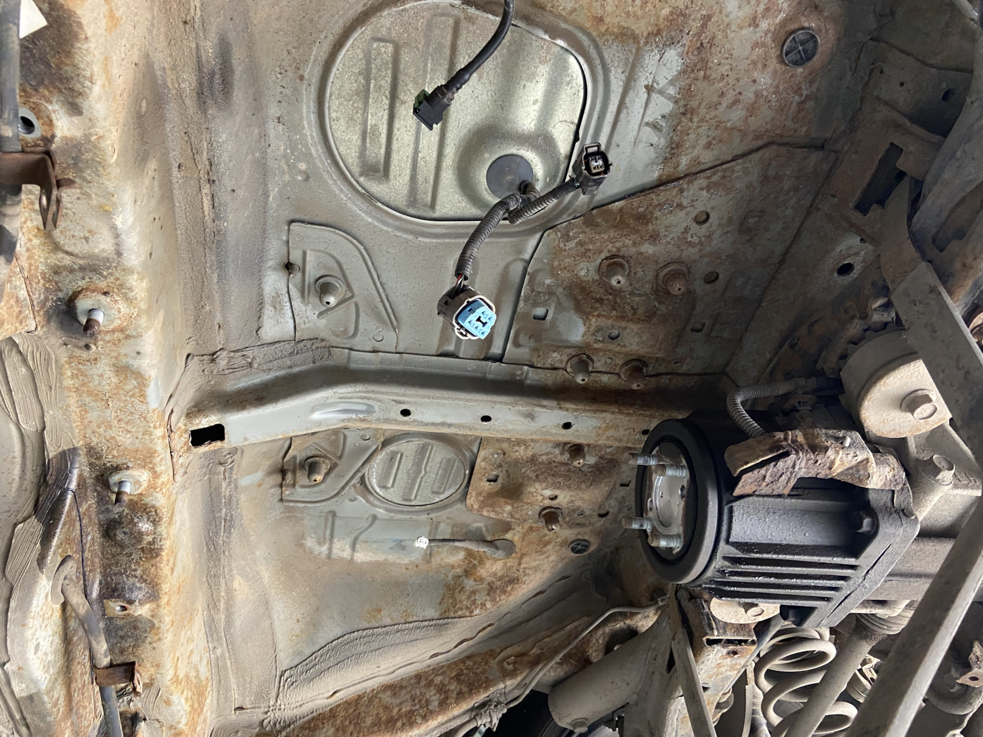 Замена топливного бака — Mitsubishi Outlander XL, 3 л, 2008 года ...