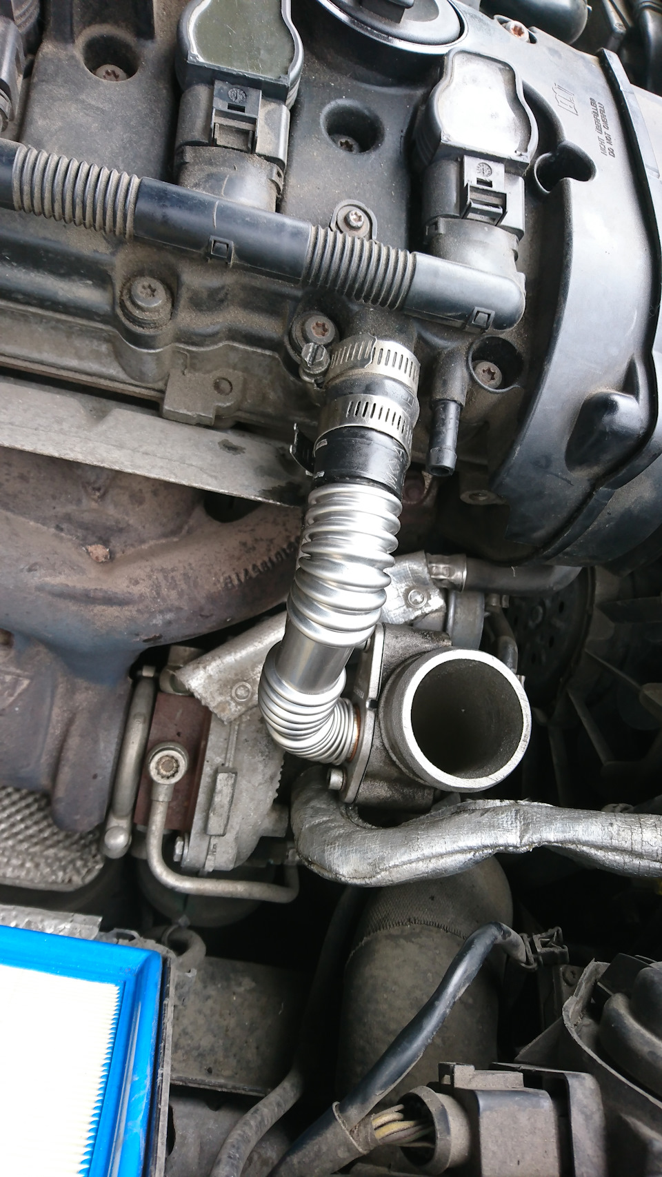 Замена трубки удаления воздуха — Audi A4 (B7), 2 л, 2007 года | своими ...