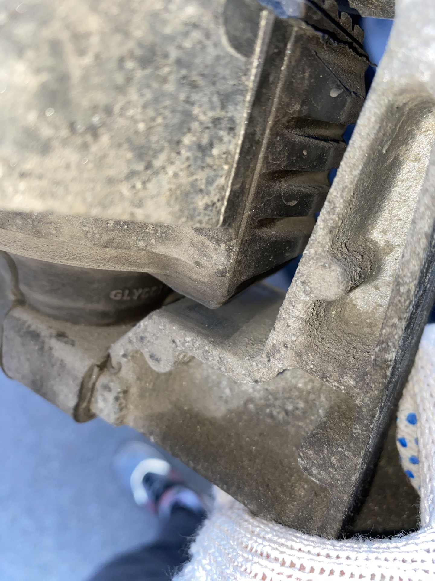 Замена правой гидроопоры (подушки) двигателя — Ford Focus Wagon III, 1 ...