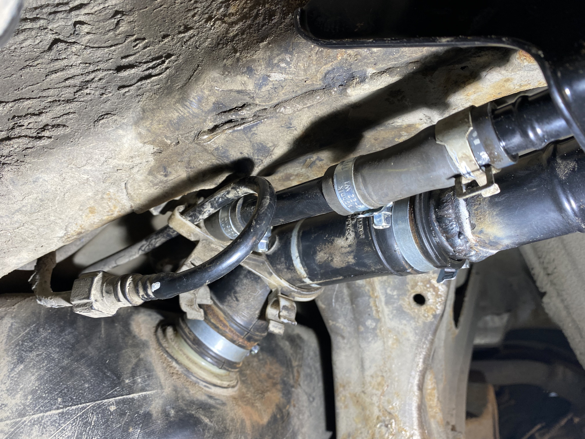 Горловина топливного бака — Nissan Almera II (N16), 1,5 л, 2006 года ...