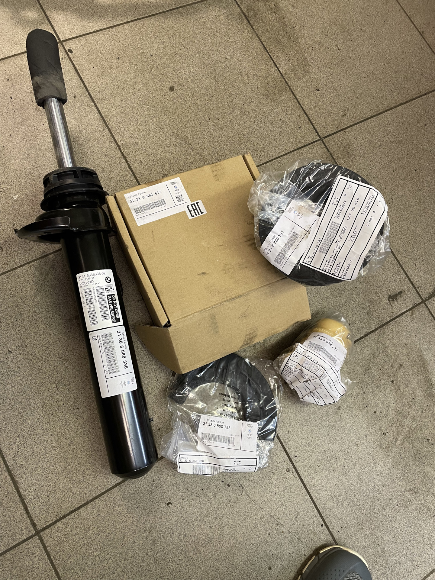 Замена переднего правого амортизатора — BMW X2 (F39), 2 л, 2018 года ...