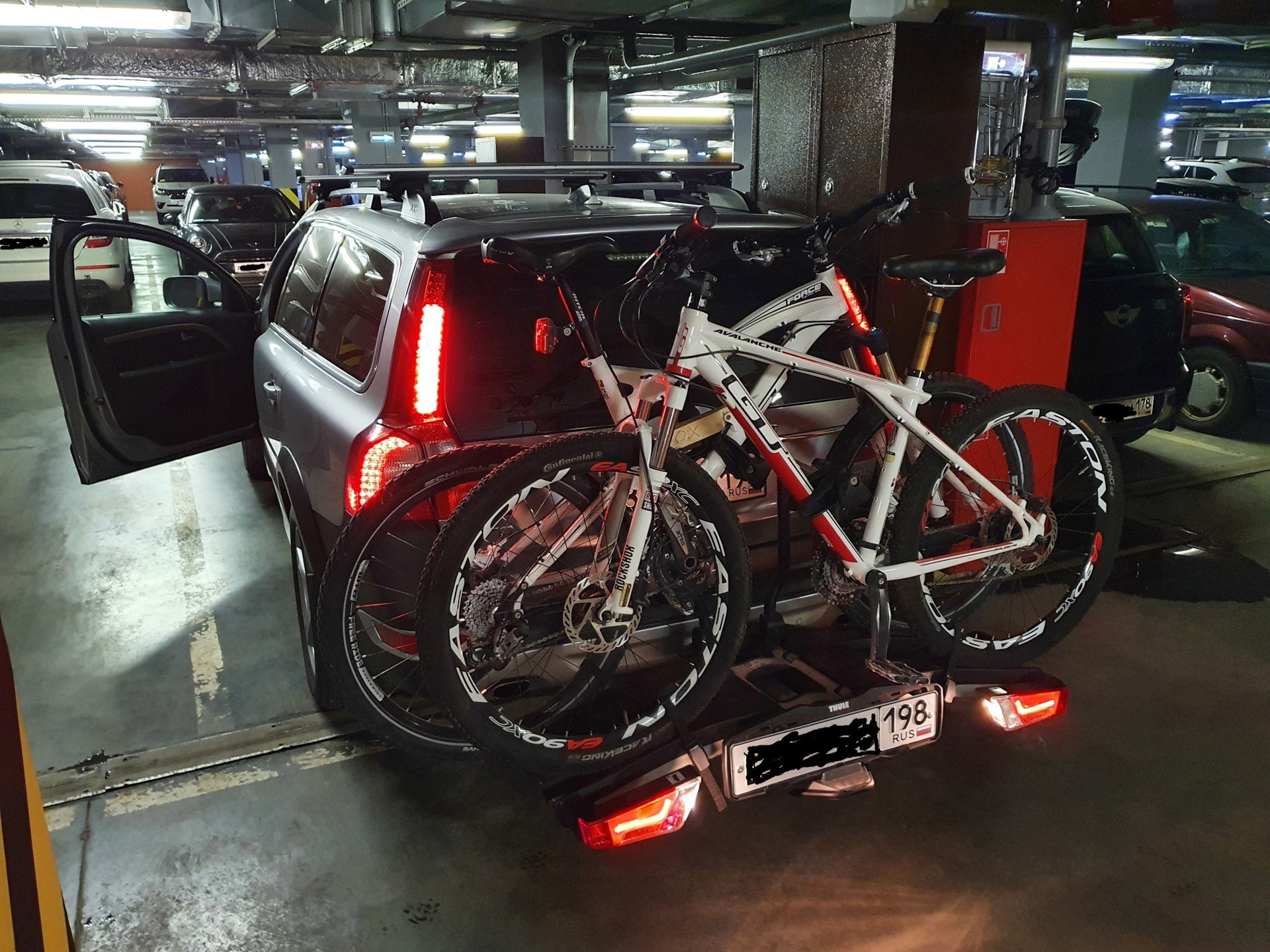 Установка оригинального фаркопа и велобагажник Thule — Volvo XC70 III ...