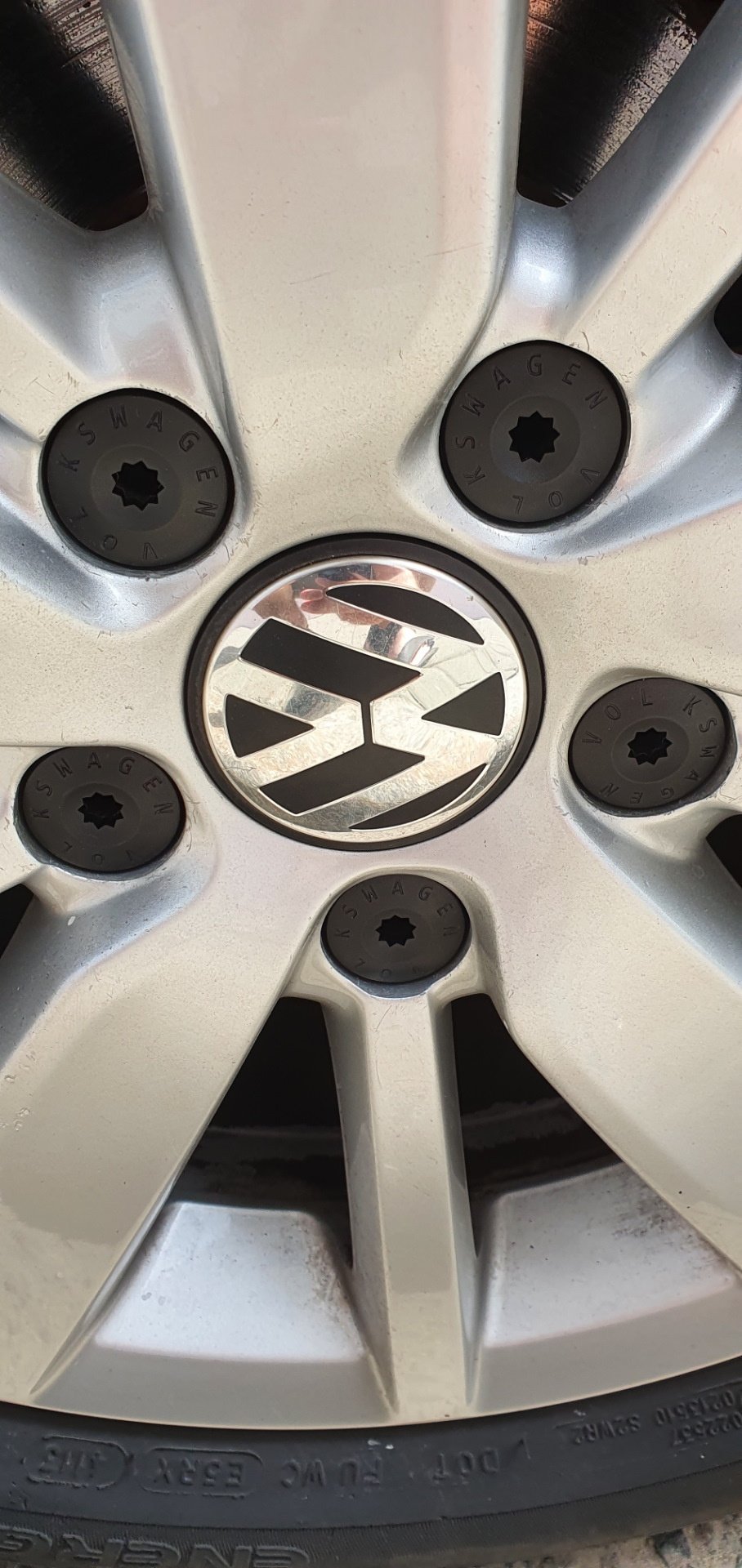 Оригинальные заглушки на колесные болты — Volkswagen Jetta VI, 1,4 л ...