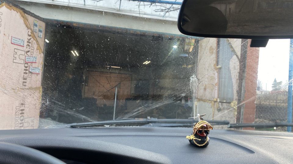 Новое лобовое, новые форсунки омывателя стекла, новые дворники ...