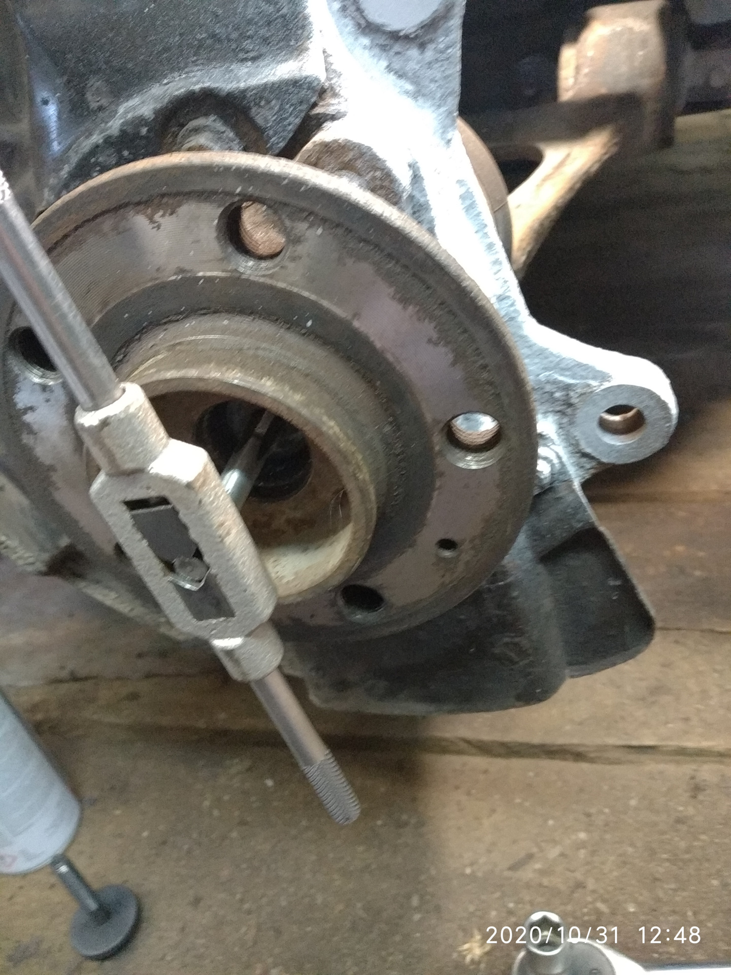 О замене болтов в щелкающих передних колесах — Volvo XC90 (1G), 2,4 л ...