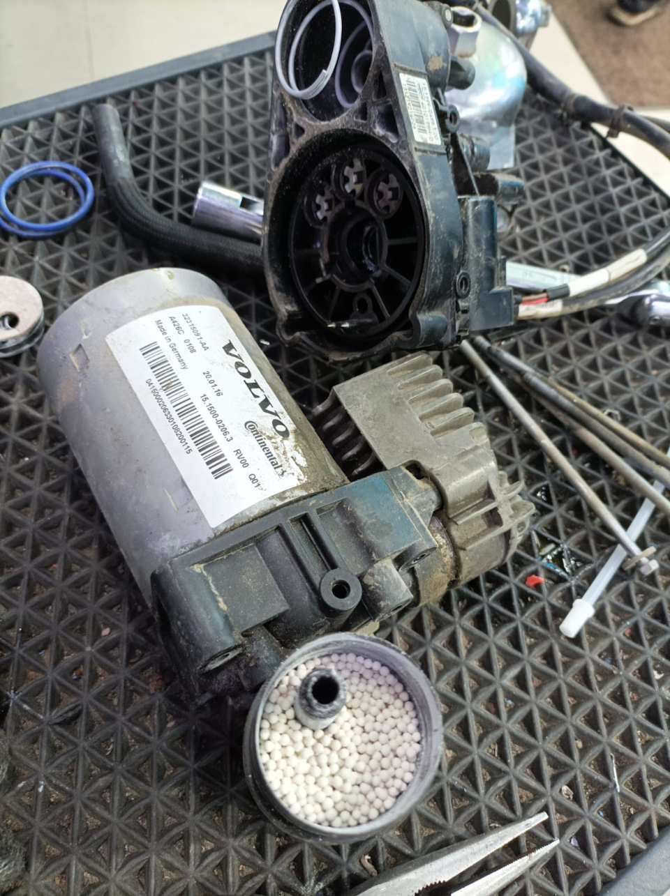 32315091 Компрессор пневматической подвески (задний) Volvo | Запчасти ...