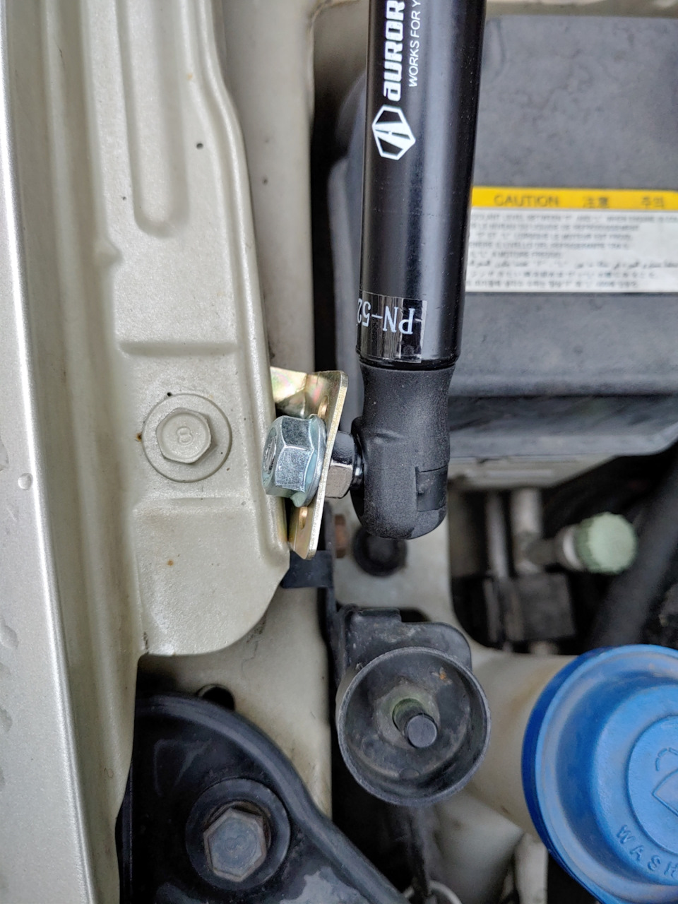 Газовые упоры капота — Hyundai Accent (3G), 1,6 л, 2008 года | тюнинг ...