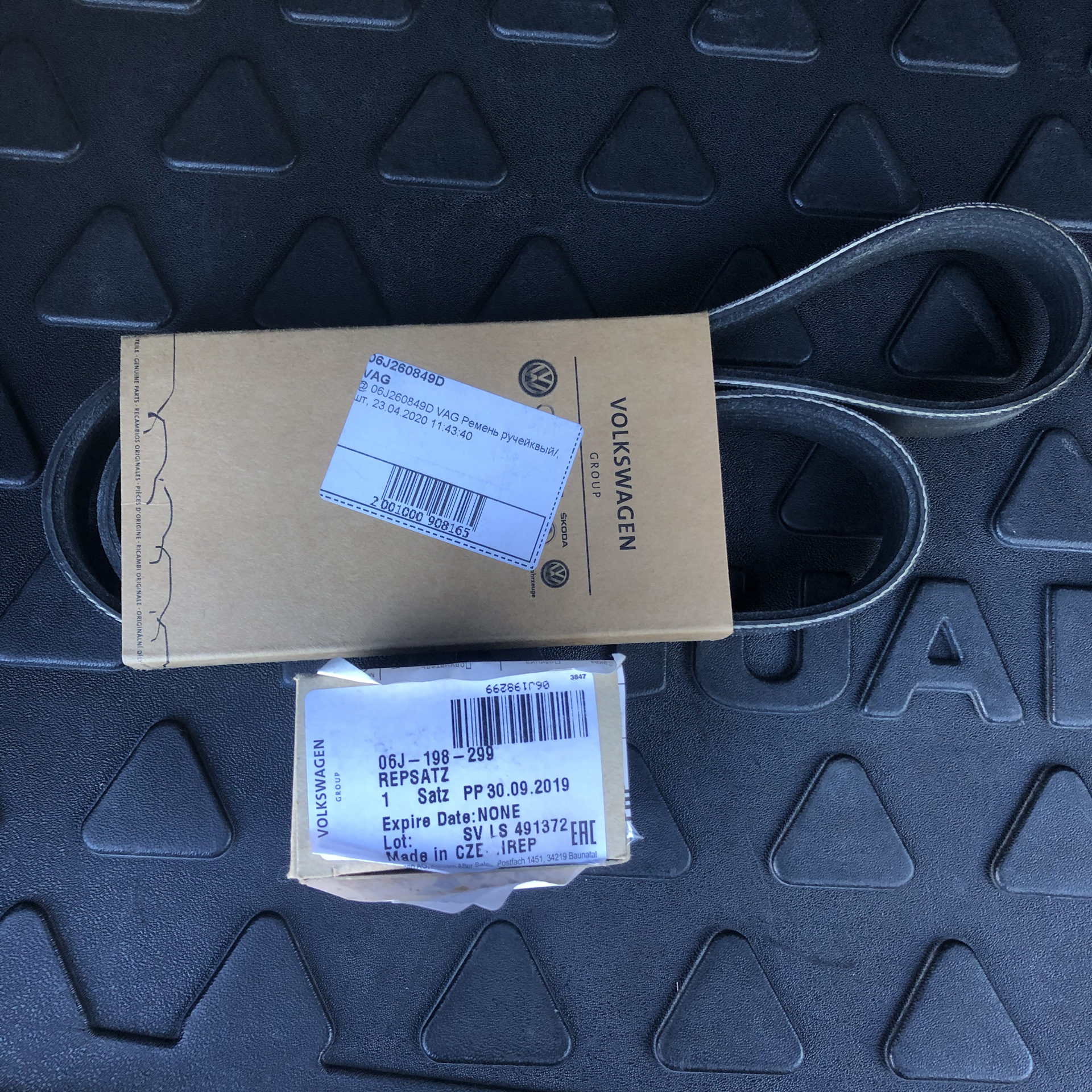 Замена ремня генератора — Volkswagen Tiguan (1G), 2 л, 2014 года ...