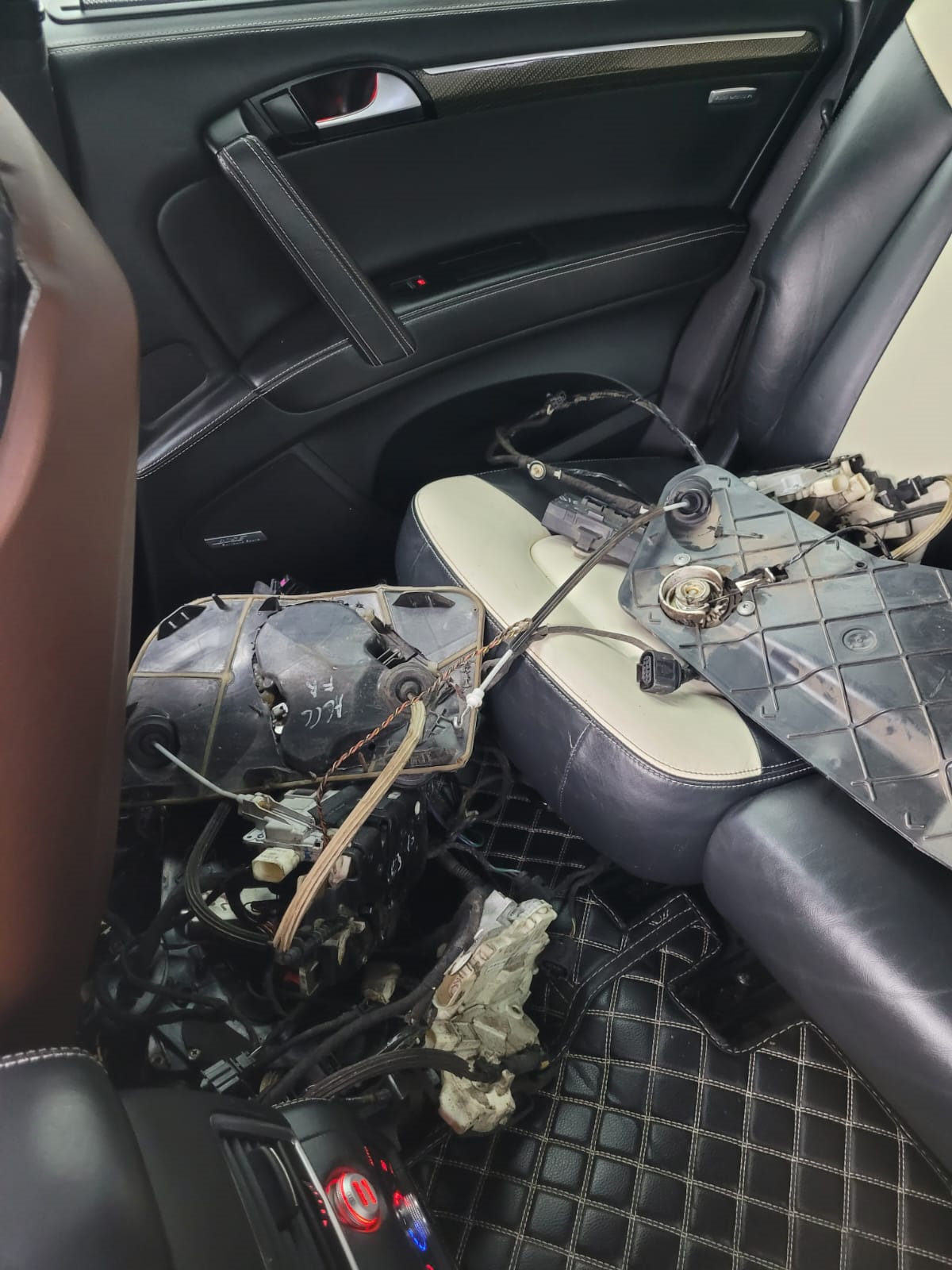 Установка доводчиков дверей от Audi A6C6 — Audi Q7 (1G), 6 л, 2009 года ...