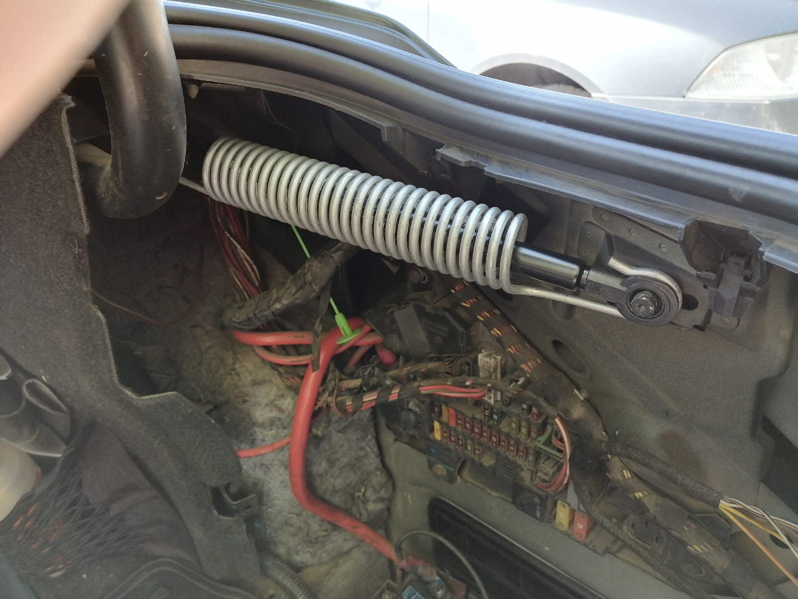 Замена амортизатора багажника Оригинал новый 51247141490 — BMW 5 series ...