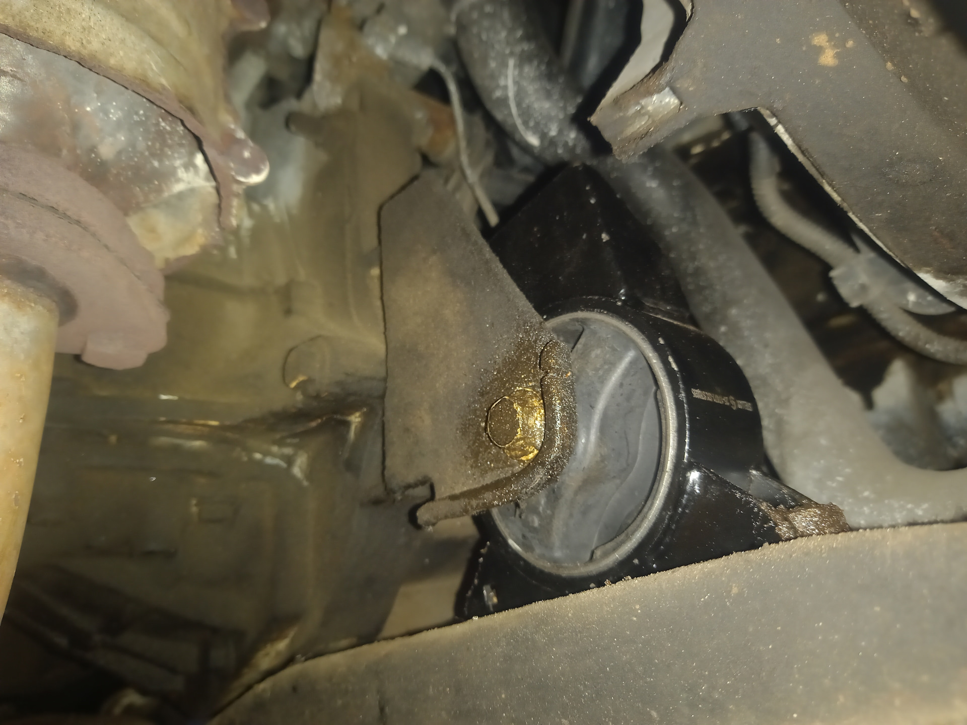 Замена нижних подушек двигателя. — Mitsubishi Space Star (1998), 1,3 л ...