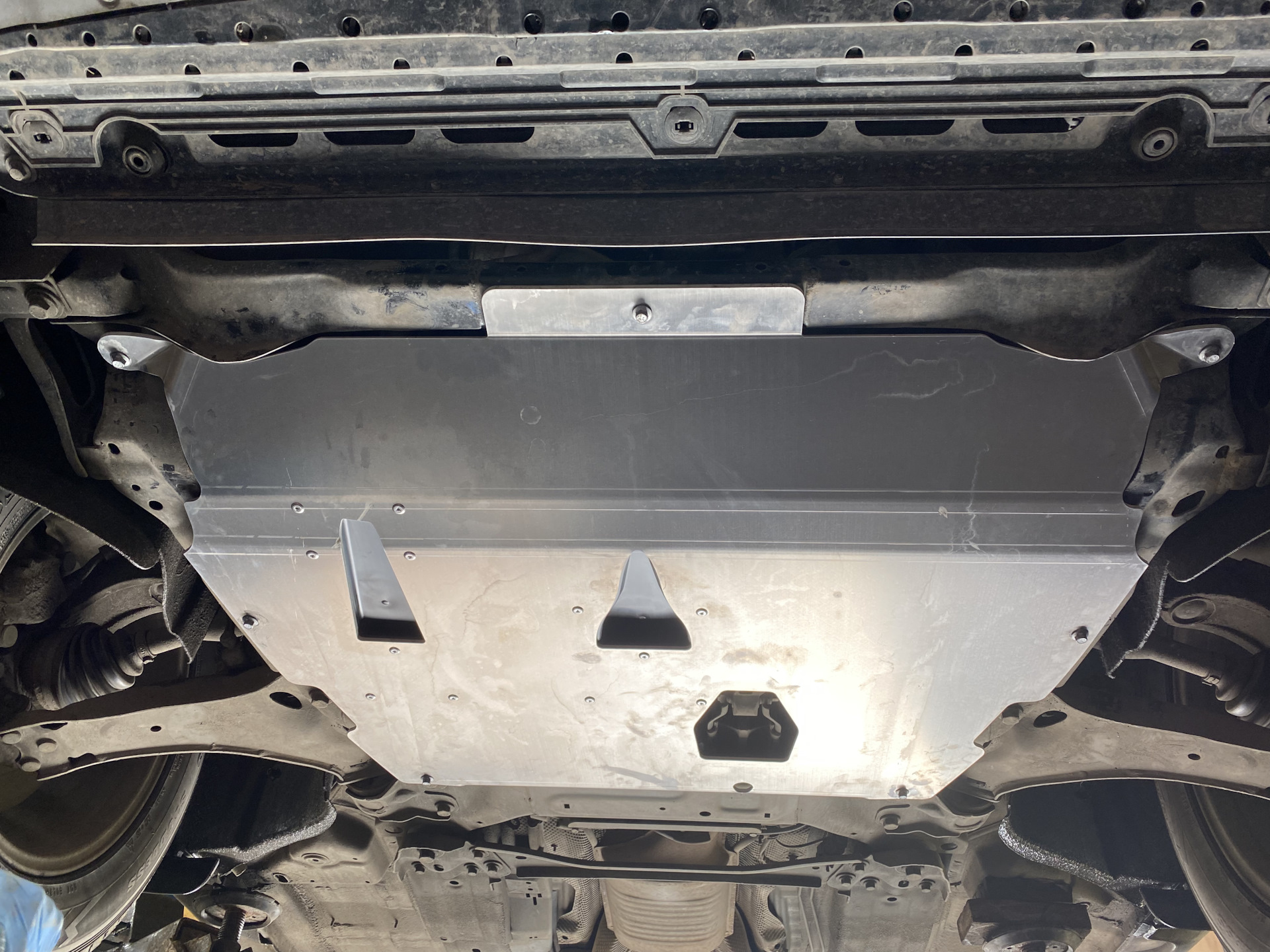 Установка оригинальной защиты картера — Volvo XC60 (1G), 2,4 л, 2016 ...