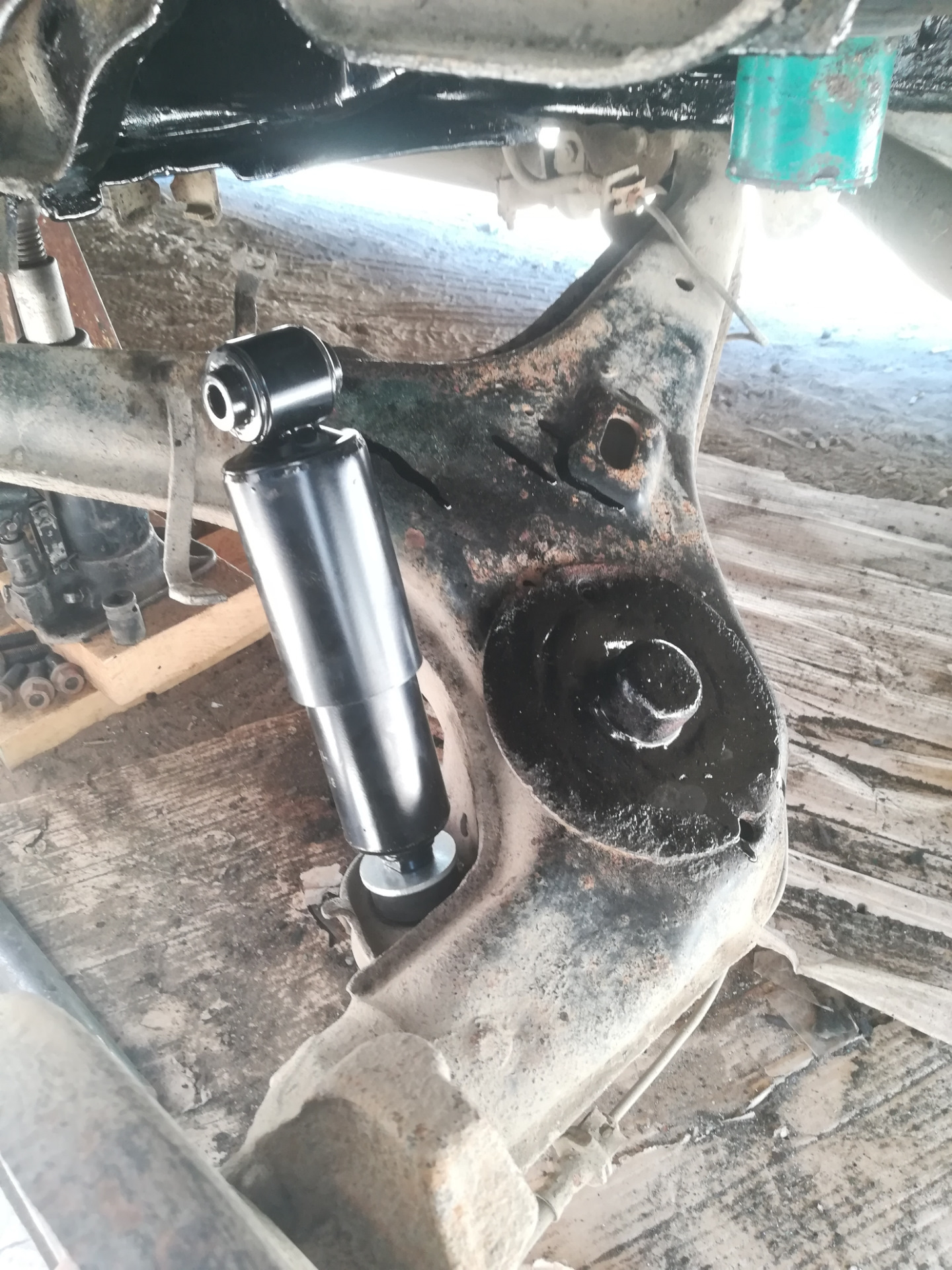 Замена задних амортизаторов Volkswagen T4 + опоры под пружины ...