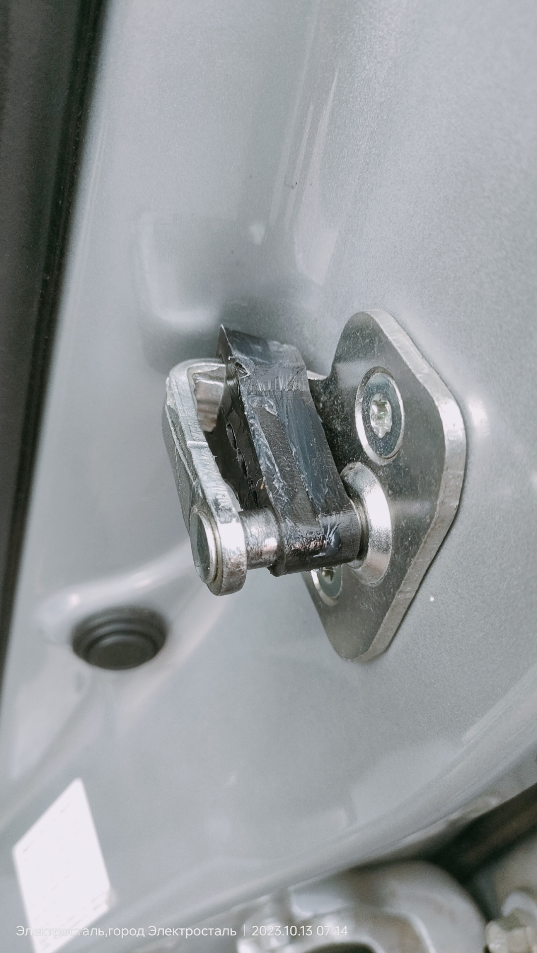 Демпферы замков дверей — Chevrolet Captiva (1G), 2,4 л, 2014 года ...