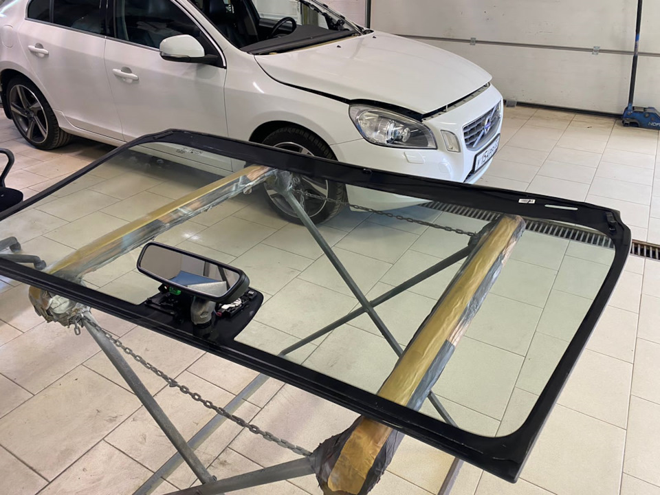 Замена лобового стекла и щеток стеклоочистителей — Volvo S60 (2G), 2 л ...